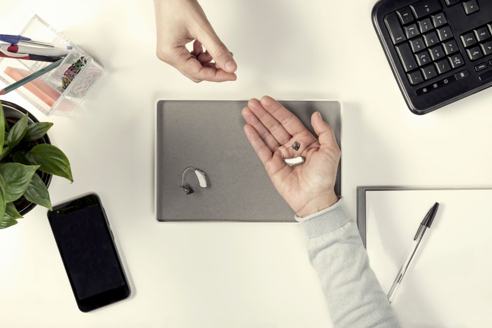 CROS and BiCROS Hearing Aids: Features and Costs | Amplifon USA